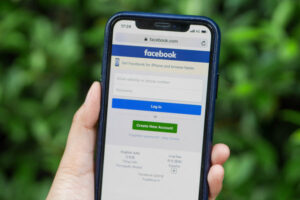 How to Read Other People's Messages on Facebook